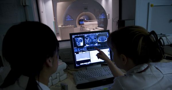 MRT müayinəsi keçirilməsi və pasientin keçirdiyi hisslər